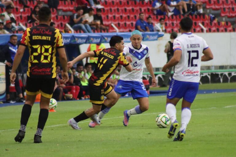 Los Toros con medio pie en semifinales