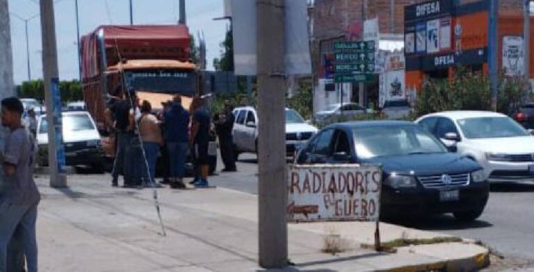 Camión De Carga Se Queda Sin Frenos Y Choca Con Tres Vehículos